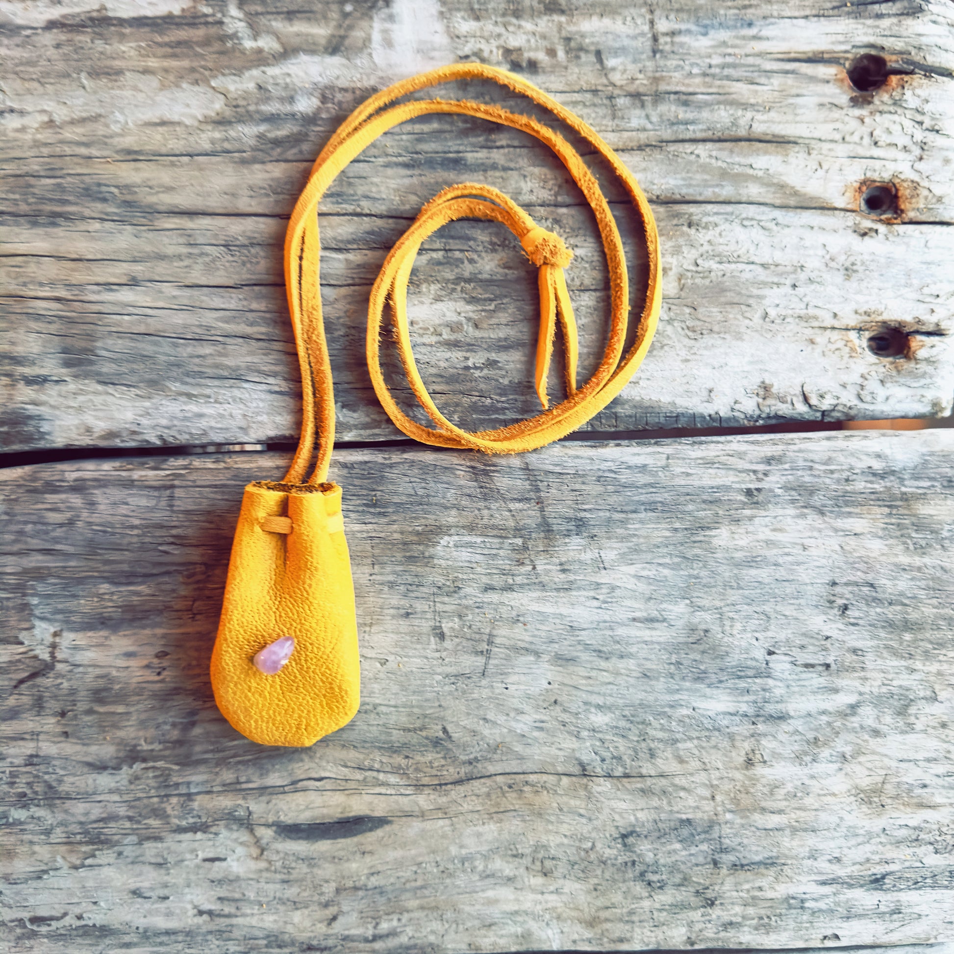 Sac de médecine en cuir d’orignal et améthyste